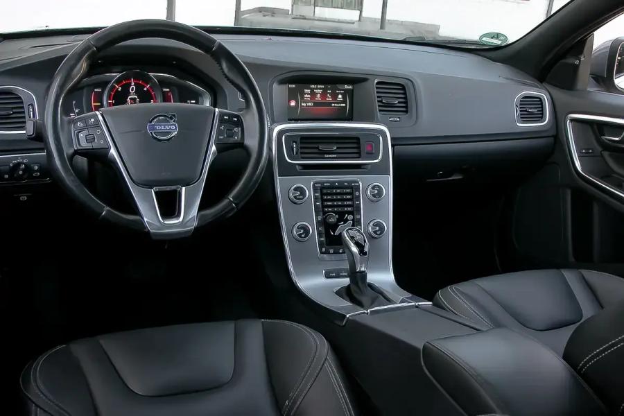 Grey Volvo V60 2016 in Tukums, with an engine capacity of 2.40 L and mileage of 132 thousand km for 14990 €, photo 10 on AUTOMOTO.COM.LV