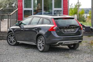 Pelēks Volvo V60 2017 Rīga, ar dzinēja tilpumu 2.40 L un nobraukumu 0 tūkst. km par 14990 €, foto 3 vietnē AUTOMOTO.COM.LV
