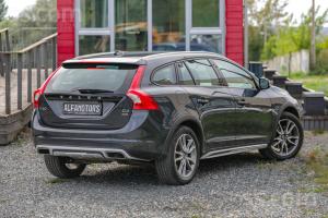 Pelēks Volvo V60 2017 Rīga, ar dzinēja tilpumu 2.40 L un nobraukumu 0 tūkst. km par 14990 €, foto 4 vietnē AUTOMOTO.COM.LV