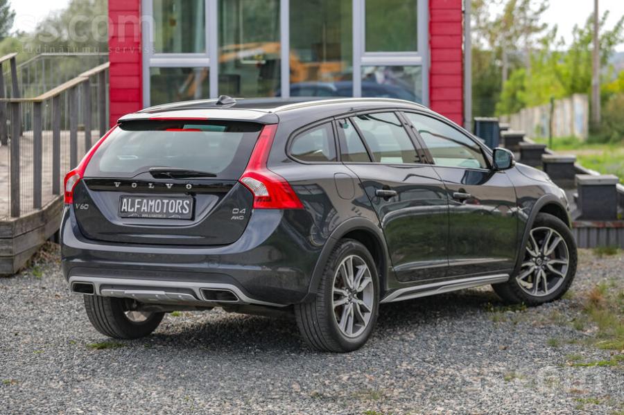 Pelēks Volvo V60 2017 Rīga, ar dzinēja tilpumu 2.40 L un nobraukumu 0 tūkst. km par 14990 €, foto 4 vietnē AUTOMOTO.COM.LV