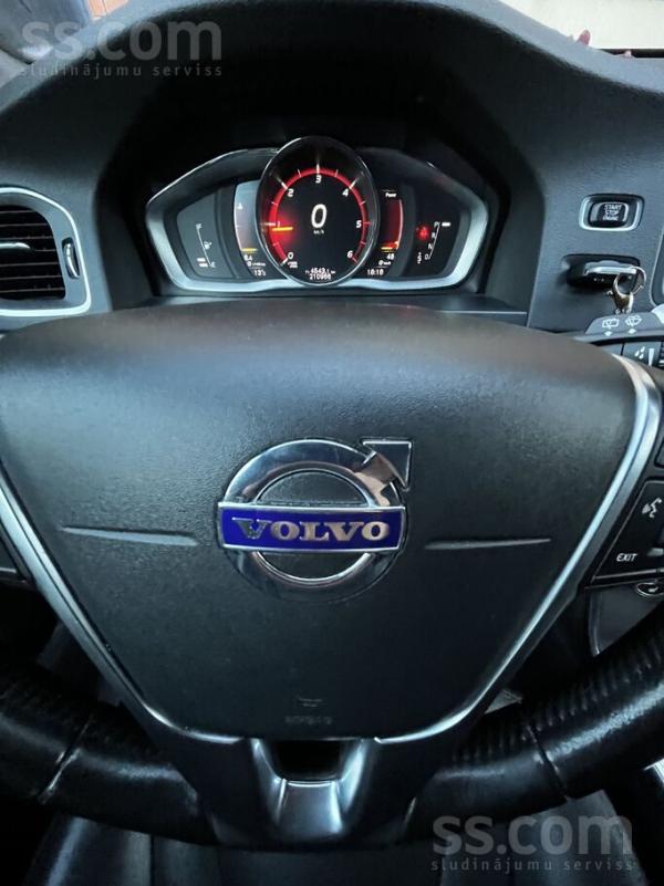 Pelēks Volvo V60 2017 Ogre, ar dzinēja tilpumu 2.00 L un nobraukumu 210 tūkst. km par 9250 €, foto 2 vietnē AUTOMOTO.COM.LV