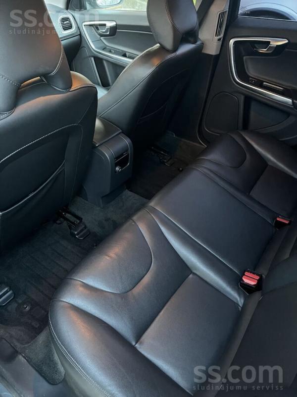 Pelēks Volvo V60 2017 Ogre, ar dzinēja tilpumu 2.00 L un nobraukumu 210 tūkst. km par 9250 €, foto 6 vietnē AUTOMOTO.COM.LV