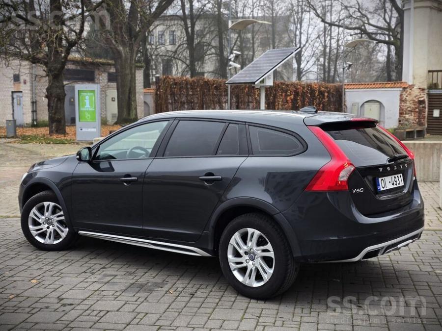 Grey Volvo V60 2017 in Jelgava, with an engine capacity of 2.00 L and mileage of 234 thousand km for 12800 €, photo 3 on AUTOMOTO.COM.LV
