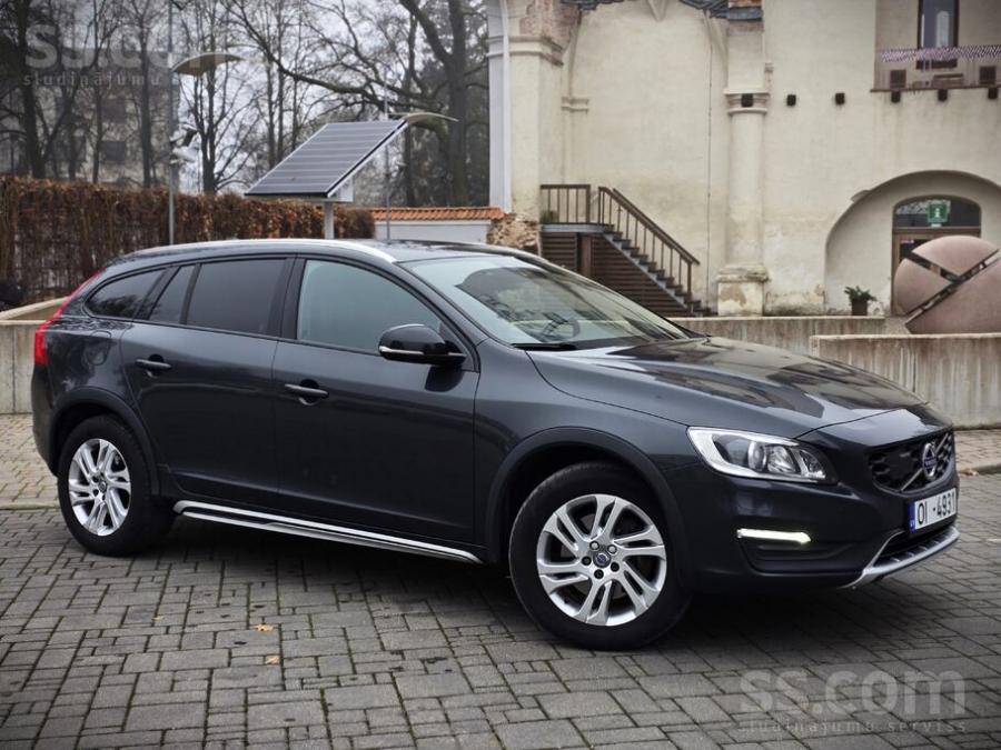 Grey Volvo V60 2017 in Jelgava, with an engine capacity of 2.00 L and mileage of 234 thousand km for 12800 €, photo 4 on AUTOMOTO.COM.LV