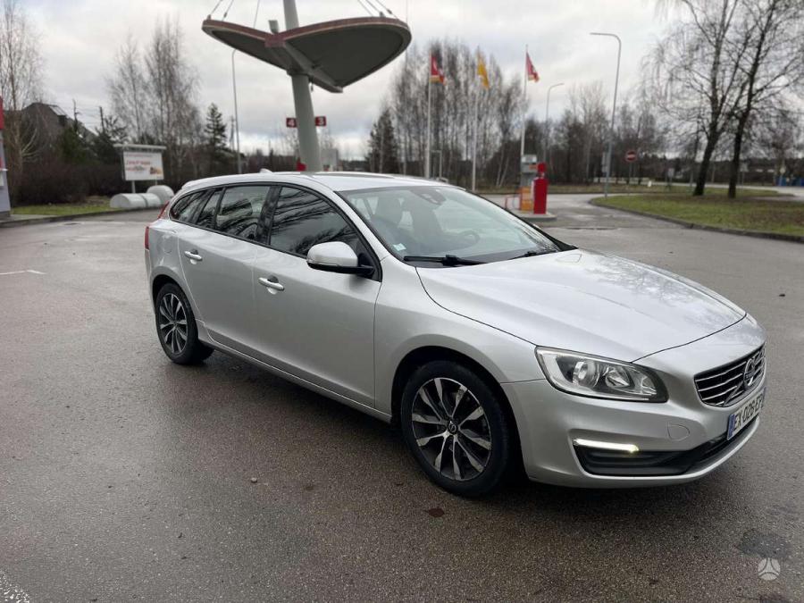Pelēks Volvo V60 2017 Tauragė, ar dzinēja tilpumu 1.97 L un nobraukumu 204 tūkst. km par 7700 €, foto 3 vietnē AUTOMOTO.COM.LV