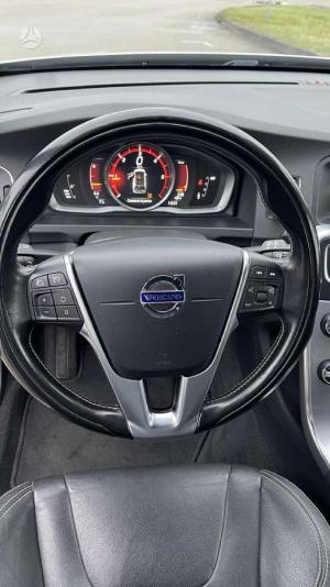 Pelēks Volvo V60 2017 Tauragė, ar dzinēja tilpumu 1.97 L un nobraukumu 204 tūkst. km par 7700 €, foto 14 vietnē AUTOMOTO.COM.LV