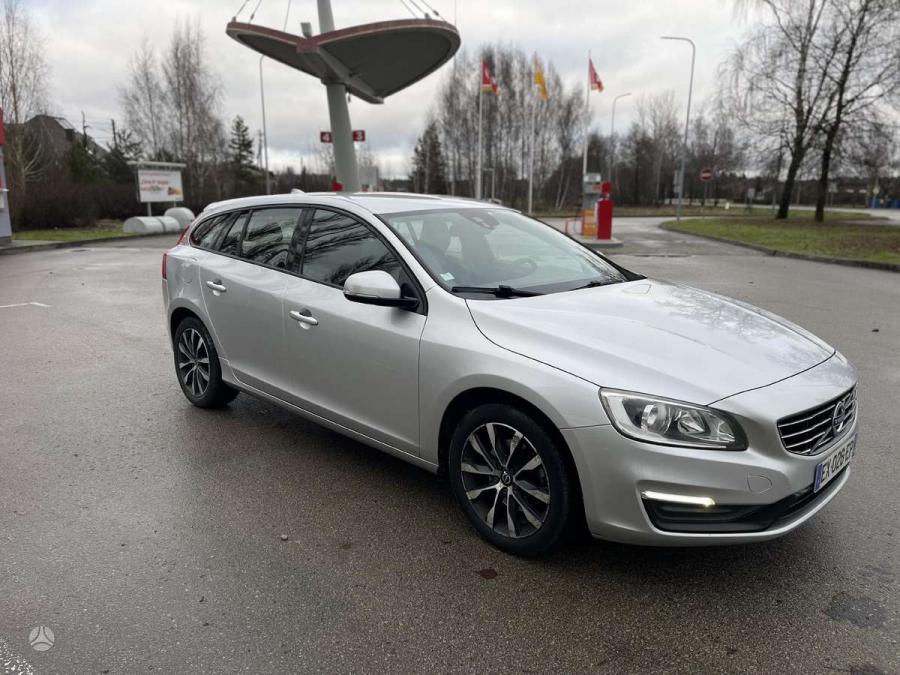 Grey Volvo V60 2017 in Taurage, with an engine capacity of 1.97 L and mileage of 204 thousand km for 7700 €, photo 3 on AUTOMOTO.COM.LV