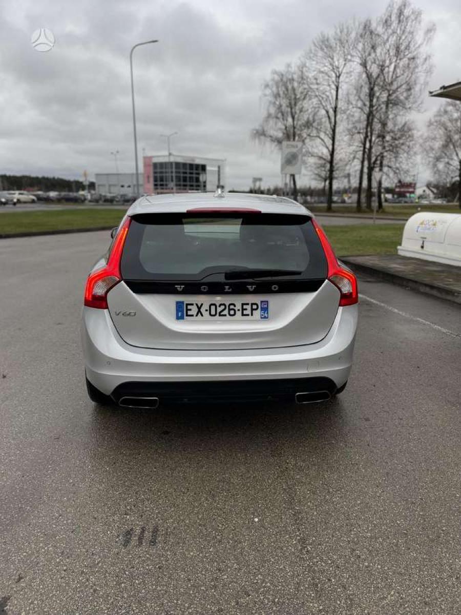 Grey Volvo V60 2017 in Taurage, with an engine capacity of 1.97 L and mileage of 204 thousand km for 7700 €, photo 4 on AUTOMOTO.COM.LV