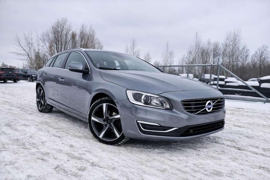 Grey Volvo V60 2017 in Pakruojis, with an engine capacity of 1.97 L and mileage of 314 thousand km for 8500 €, photo 2 on AUTOMOTO.COM.LV