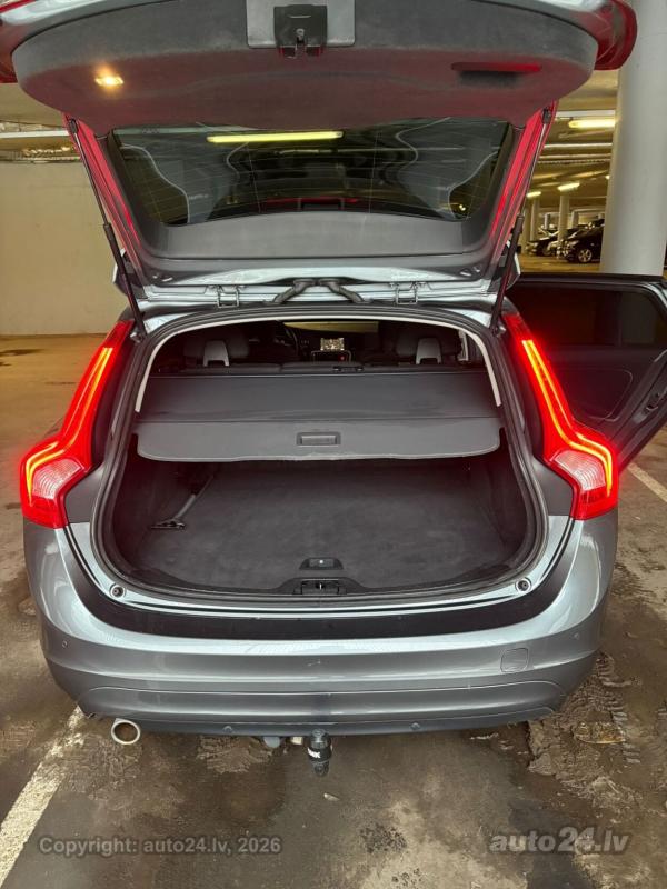 Pelēks Volvo V60 2017 Tallina, ar dzinēja tilpumu 2.00 L un nobraukumu 197 tūkst. km par 10990 €, foto 6 vietnē AUTOMOTO.COM.LV