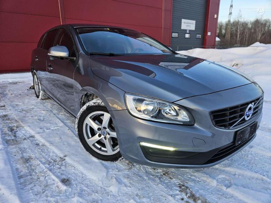 Pelēks Volvo V60 2017 Kauņa, ar dzinēja tilpumu 1.98 L un nobraukumu 198 tūkst. km par 6450 €, foto 1 vietnē AUTOMOTO.COM.LV