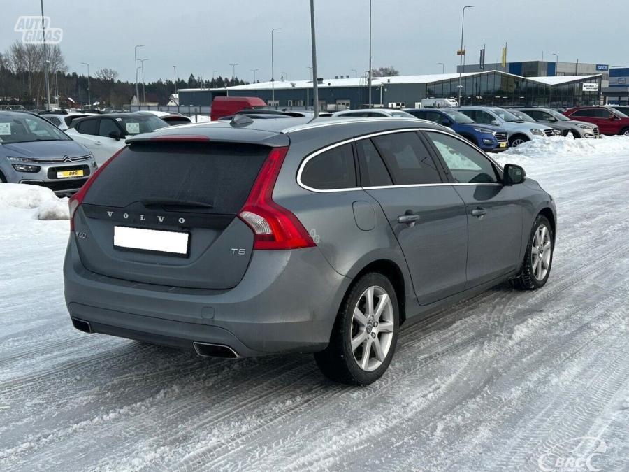 Pelēks Volvo V60 2017 Avižieniai, ar dzinēja tilpumu 2.00 L un nobraukumu 109 tūkst. km par 9900 €, foto 2 vietnē AUTOMOTO.COM.LV