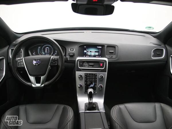 Grey Volvo V60 2017 in Vilnius, with an engine capacity of 2.00 L and mileage of 159 thousand km for 11499 €, photo 2 on AUTOMOTO.COM.LV