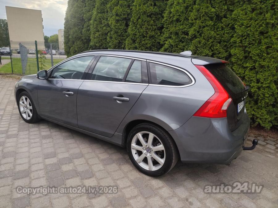 Grey Volvo V60 2017 in Paide, with an engine capacity of 2.00 L and mileage of 204 thousand km for 9990 €, photo 5 on AUTOMOTO.COM.LV