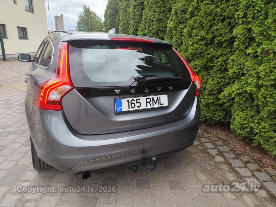 Grey Volvo V60 2017 in Paide, with an engine capacity of 2.00 L and mileage of 204 thousand km for 9990 €, photo 6 on AUTOMOTO.COM.LV
