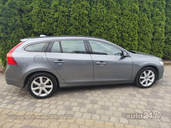 Grey Volvo V60 2017 in Paide, with an engine capacity of 2.00 L and mileage of 204 thousand km for 9990 €, photo 7 on AUTOMOTO.COM.LV
