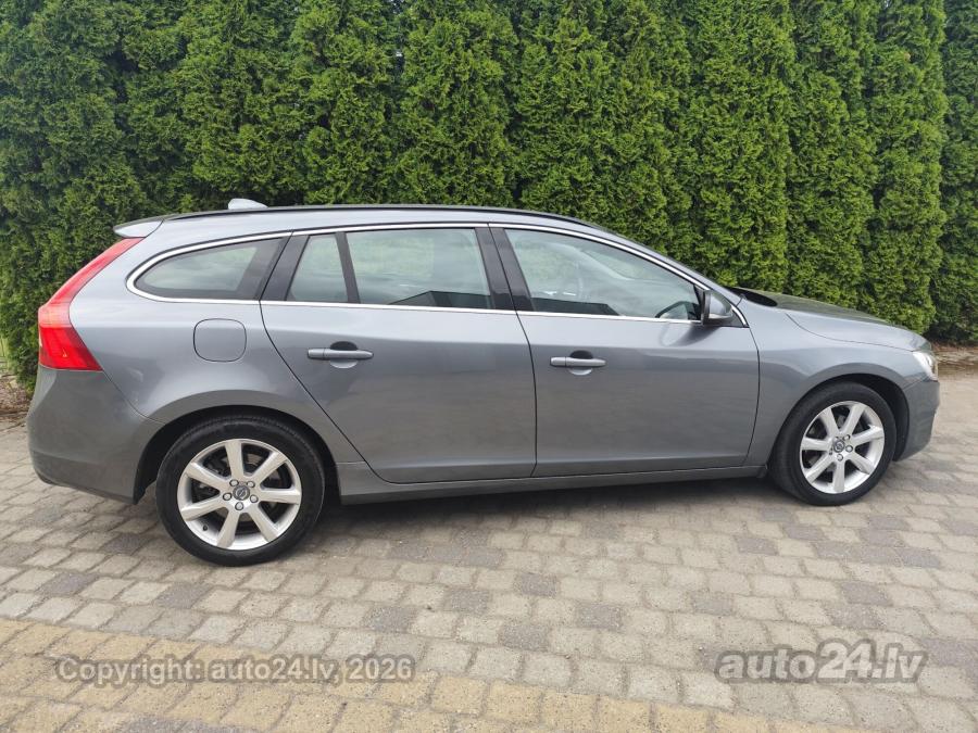Grey Volvo V60 2017 in Paide, with an engine capacity of 2.00 L and mileage of 204 thousand km for 9990 €, photo 8 on AUTOMOTO.COM.LV