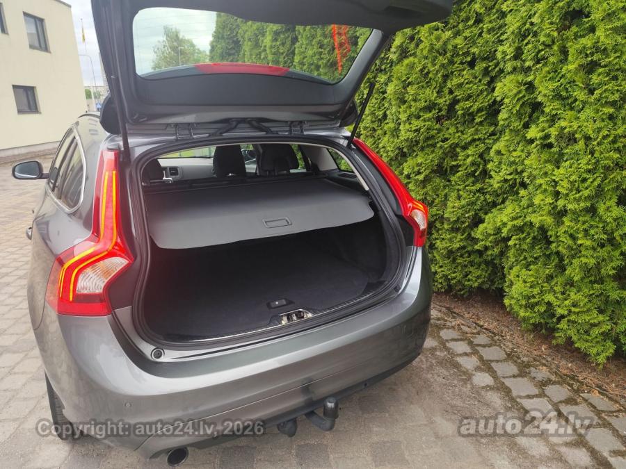 Grey Volvo V60 2017 in Paide, with an engine capacity of 2.00 L and mileage of 204 thousand km for 9990 €, photo 11 on AUTOMOTO.COM.LV