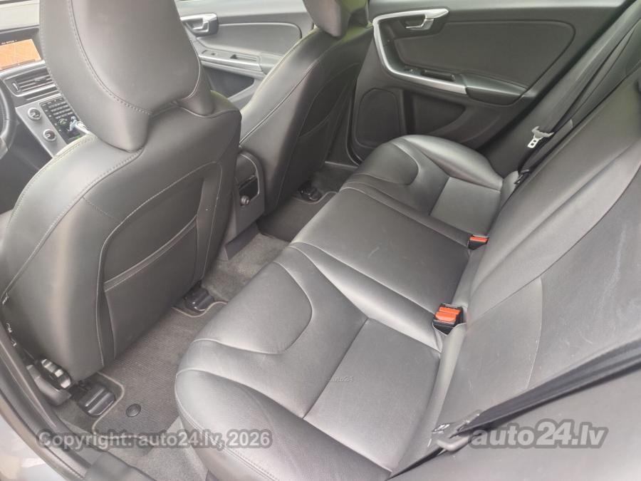 Grey Volvo V60 2017 in Paide, with an engine capacity of 2.00 L and mileage of 204 thousand km for 9990 €, photo 13 on AUTOMOTO.COM.LV