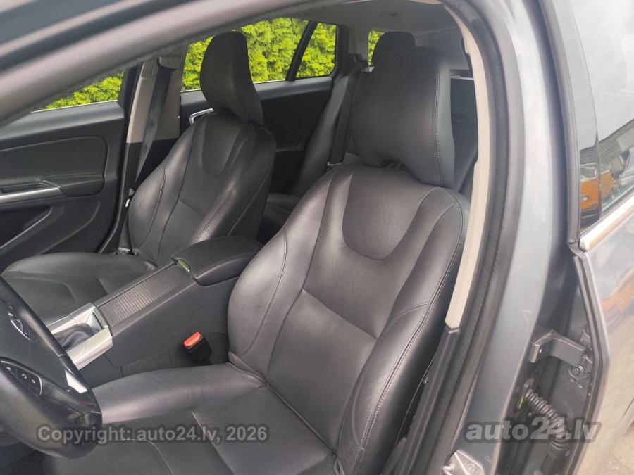 Grey Volvo V60 2017 in Paide, with an engine capacity of 2.00 L and mileage of 204 thousand km for 9990 €, photo 16 on AUTOMOTO.COM.LV