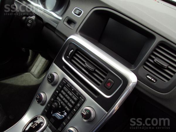 Pelēks Volvo V60 2017 Rīga, ar dzinēja tilpumu 2.00 L un nobraukumu 77 tūkst. km par 15800 €, foto 8 vietnē AUTOMOTO.COM.LV
