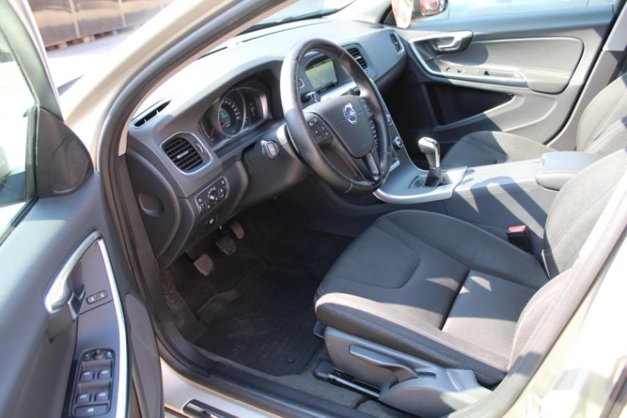 Grey Volvo V60 2017 in Riga, with an engine capacity of 2.00 L and mileage of 190 thousand km for 8500 €, photo 3 on AUTOMOTO.COM.LV