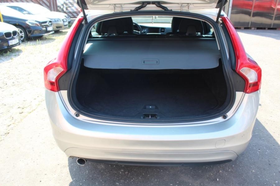 Grey Volvo V60 2017 in Riga, with an engine capacity of 2.00 L and mileage of 190 thousand km for 8500 €, photo 4 on AUTOMOTO.COM.LV