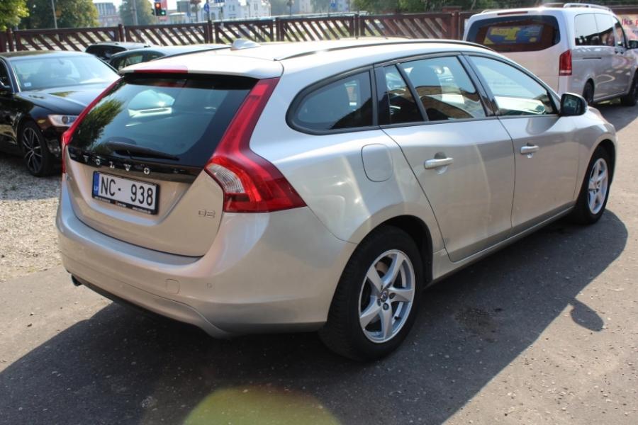 Grey Volvo V60 2017 in Riga, with an engine capacity of 2.00 L and mileage of 190 thousand km for 8500 €, photo 5 on AUTOMOTO.COM.LV