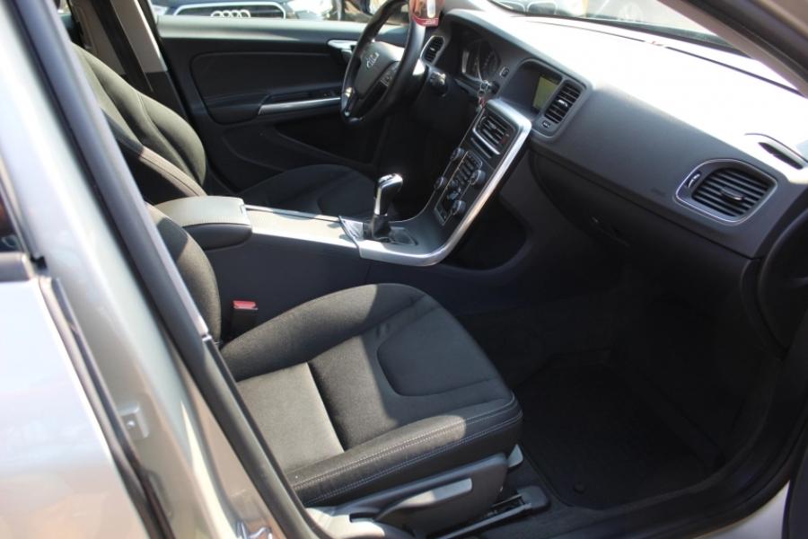 Grey Volvo V60 2017 in Riga, with an engine capacity of 2.00 L and mileage of 190 thousand km for 8500 €, photo 8 on AUTOMOTO.COM.LV