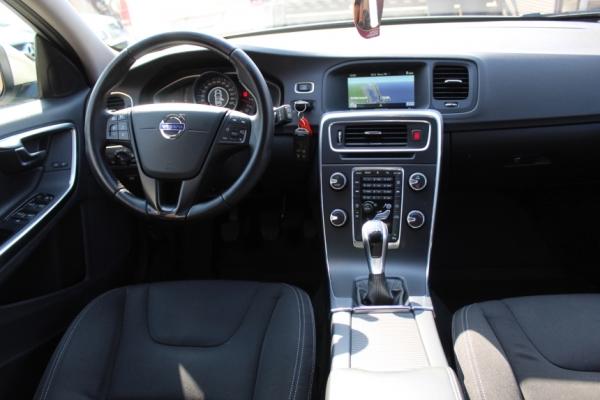 Grey Volvo V60 2017 in Riga, with an engine capacity of 2.00 L and mileage of 190 thousand km for 8500 €, photo 8 on AUTOMOTO.COM.LV