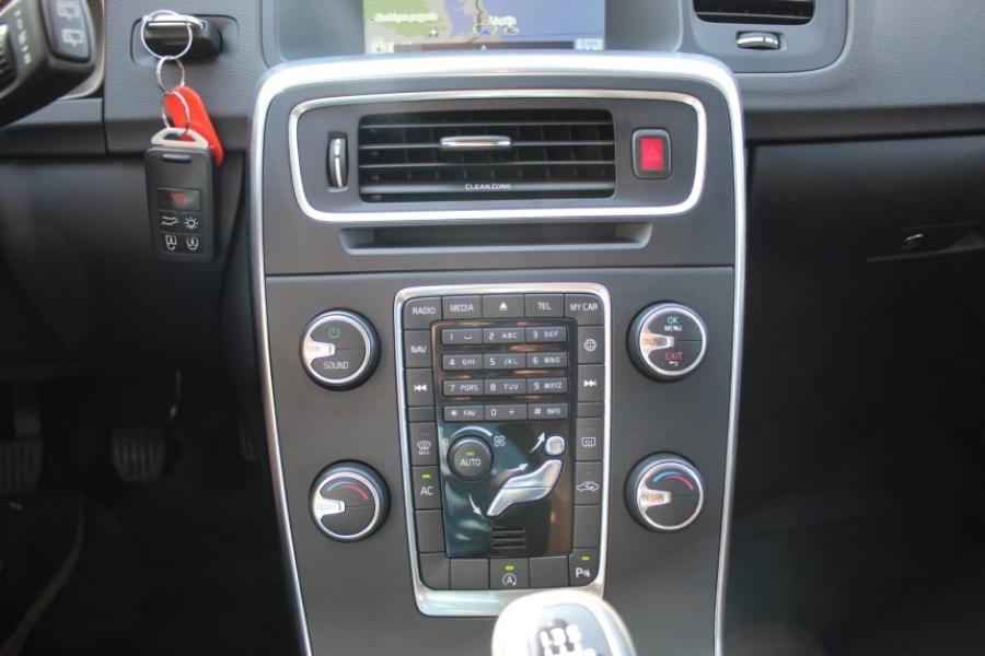 Grey Volvo V60 2017 in Riga, with an engine capacity of 2.00 L and mileage of 190 thousand km for 8500 €, photo 14 on AUTOMOTO.COM.LV