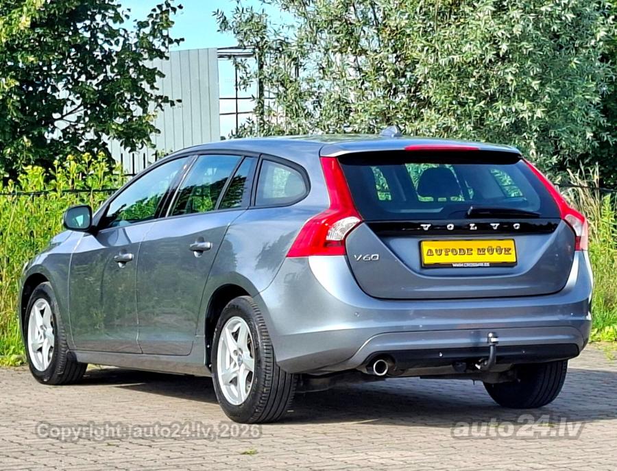 Grey Volvo V60 2017 in Tartu, with an engine capacity of 2.00 L and mileage of 236 thousand km for 9490 €, photo 4 on AUTOMOTO.COM.LV