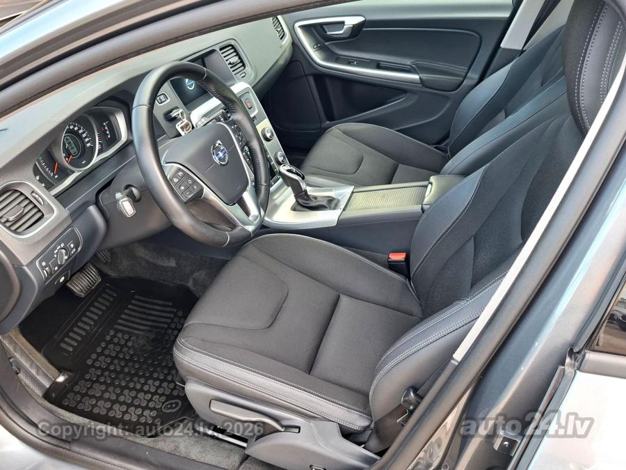 Grey Volvo V60 2017 in Tartu, with an engine capacity of 2.00 L and mileage of 236 thousand km for 9490 €, photo 7 on AUTOMOTO.COM.LV