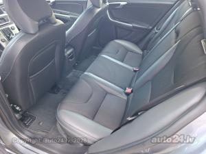 Grey Volvo V60 2017 in Tartu, with an engine capacity of 2.00 L and mileage of 236 thousand km for 9490 €, photo 9 on AUTOMOTO.COM.LV