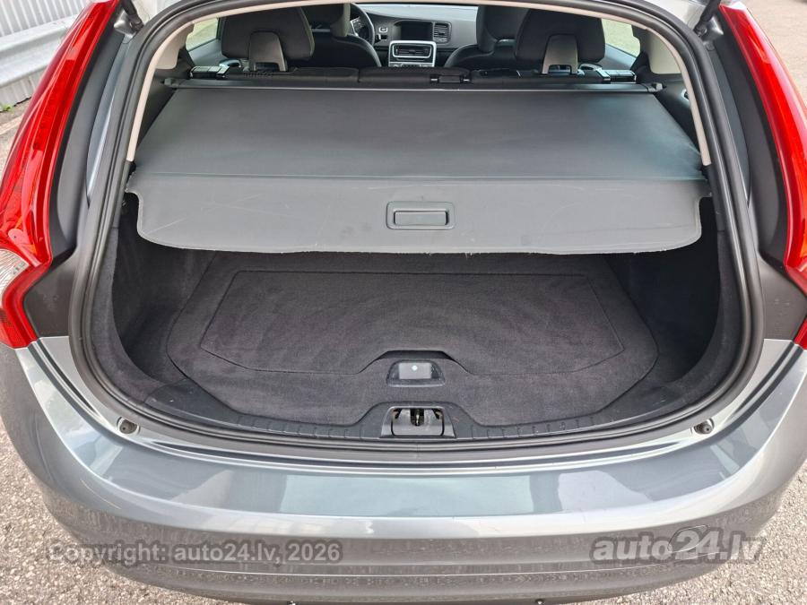 Grey Volvo V60 2017 in Tartu, with an engine capacity of 2.00 L and mileage of 236 thousand km for 9490 €, photo 13 on AUTOMOTO.COM.LV