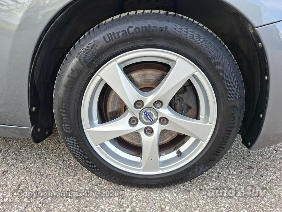 Grey Volvo V60 2017 in Tartu, with an engine capacity of 2.00 L and mileage of 236 thousand km for 9490 €, photo 15 on AUTOMOTO.COM.LV