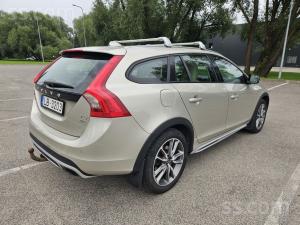 Grey Volvo V60 2017 in Riga, with an engine capacity of 2.00 L and mileage of 148 thousand km for 14500 €, photo 4 on AUTOMOTO.COM.LV