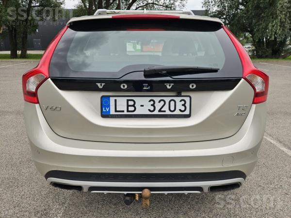 Pelēks Volvo V60 2017 Rīga, ar dzinēja tilpumu 2.00 L un nobraukumu 148 tūkst. km par 14500 €, foto 4 vietnē AUTOMOTO.COM.LV
