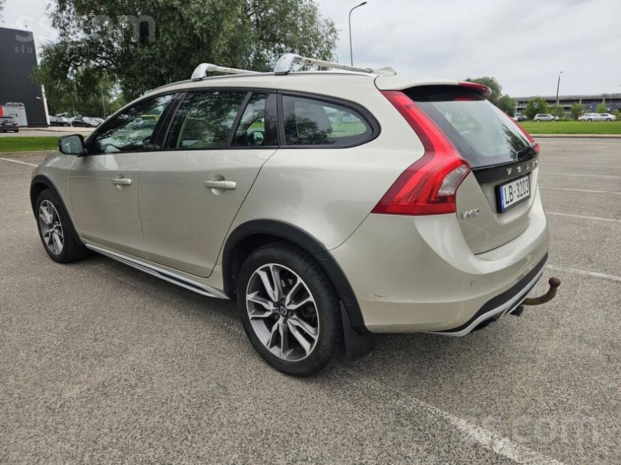 Grey Volvo V60 2017 in Riga, with an engine capacity of 2.00 L and mileage of 148 thousand km for 14500 €, photo 6 on AUTOMOTO.COM.LV