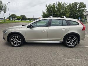 Grey Volvo V60 2017 in Riga, with an engine capacity of 2.00 L and mileage of 148 thousand km for 14500 €, photo 7 on AUTOMOTO.COM.LV