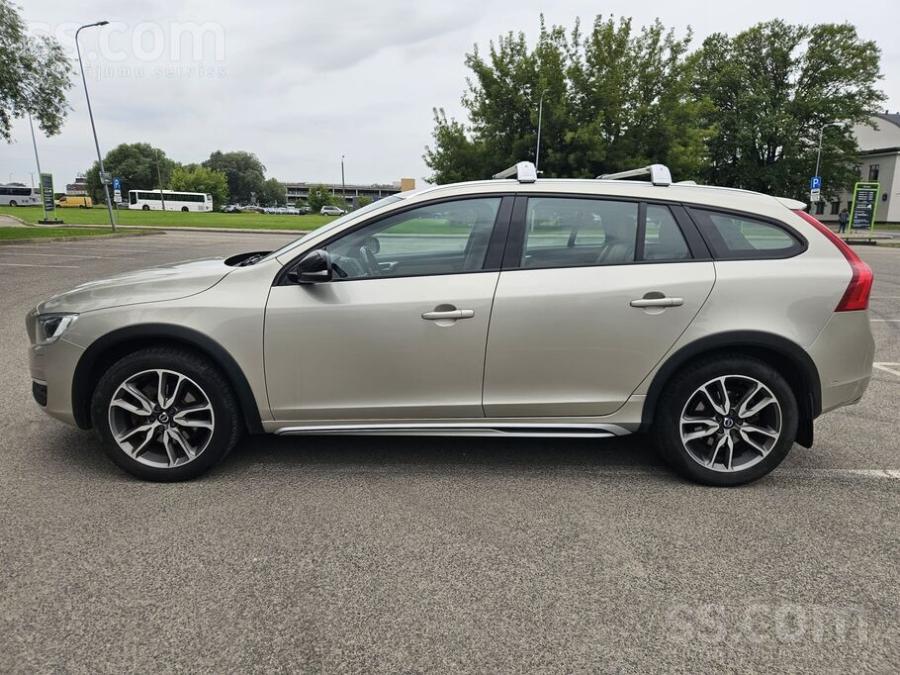 Grey Volvo V60 2017 in Riga, with an engine capacity of 2.00 L and mileage of 148 thousand km for 14500 €, photo 7 on AUTOMOTO.COM.LV