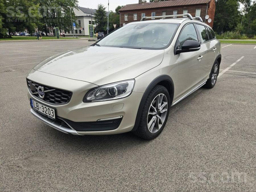 Grey Volvo V60 2017 in Riga, with an engine capacity of 2.00 L and mileage of 148 thousand km for 14500 €, photo 8 on AUTOMOTO.COM.LV
