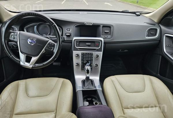 Pelēks Volvo V60 2017 Rīga, ar dzinēja tilpumu 2.00 L un nobraukumu 148 tūkst. km par 14500 €, foto 8 vietnē AUTOMOTO.COM.LV