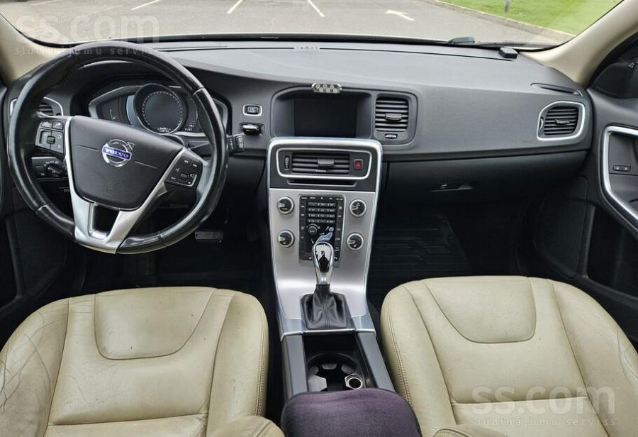 Grey Volvo V60 2017 in Riga, with an engine capacity of 2.00 L and mileage of 148 thousand km for 14500 €, photo 9 on AUTOMOTO.COM.LV