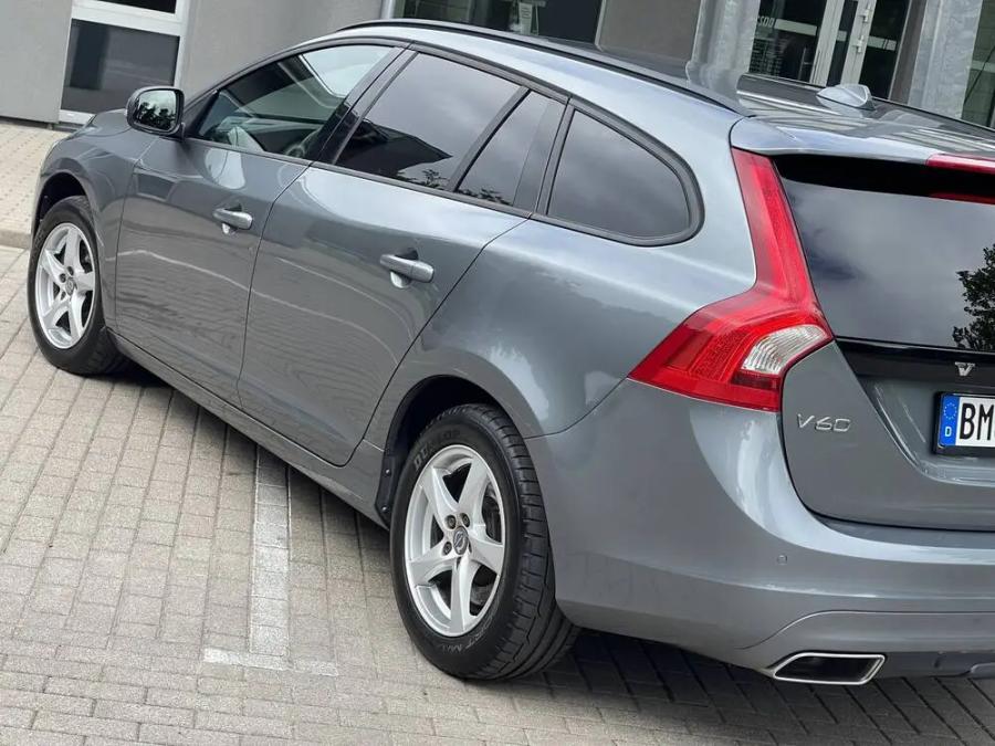 Grey Volvo V60 2017 in Jurmala, with an engine capacity of 2.00 L and mileage of 232 thousand km for 8250 €, photo 8 on AUTOMOTO.COM.LV