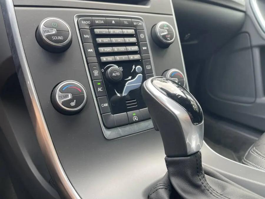 Grey Volvo V60 2017 in Jurmala, with an engine capacity of 2.00 L and mileage of 232 thousand km for 8250 €, photo 22 on AUTOMOTO.COM.LV