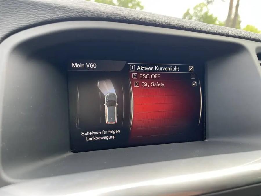 Grey Volvo V60 2017 in Jurmala, with an engine capacity of 2.00 L and mileage of 232 thousand km for 8250 €, photo 27 on AUTOMOTO.COM.LV