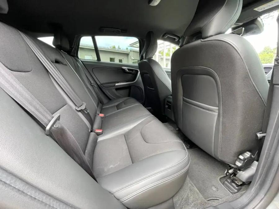 Grey Volvo V60 2017 in Jurmala, with an engine capacity of 2.00 L and mileage of 232 thousand km for 8250 €, photo 29 on AUTOMOTO.COM.LV