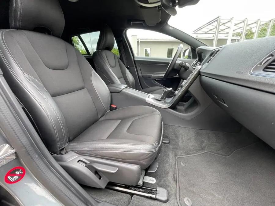 Grey Volvo V60 2017 in Jurmala, with an engine capacity of 2.00 L and mileage of 232 thousand km for 8250 €, photo 31 on AUTOMOTO.COM.LV