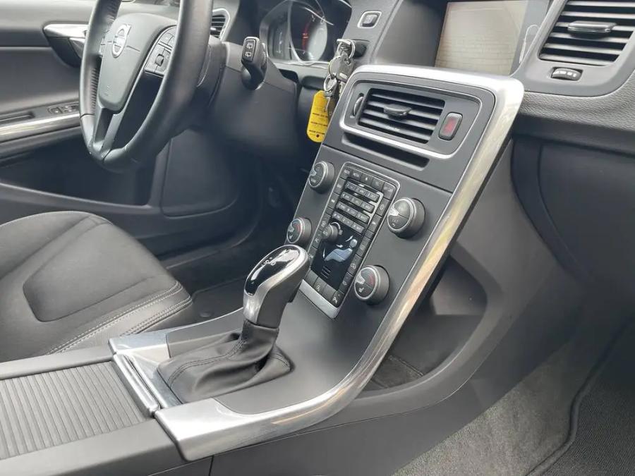 Grey Volvo V60 2017 in Jurmala, with an engine capacity of 2.00 L and mileage of 232 thousand km for 8250 €, photo 33 on AUTOMOTO.COM.LV